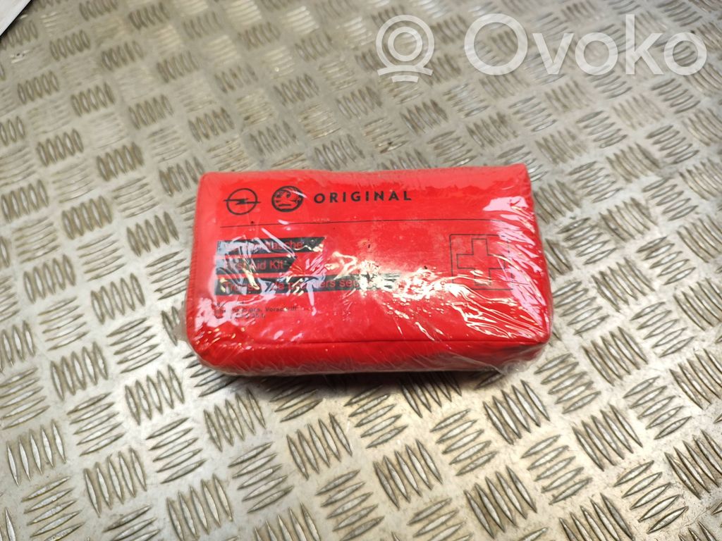 39199816 Opel Astra K Trousse de premiers secours, 11,99 € | OVOKO