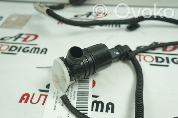 9813363380 Peugeot 5008 Pompe de lave-glace de pare-brise, 30.00 € | OVOKO