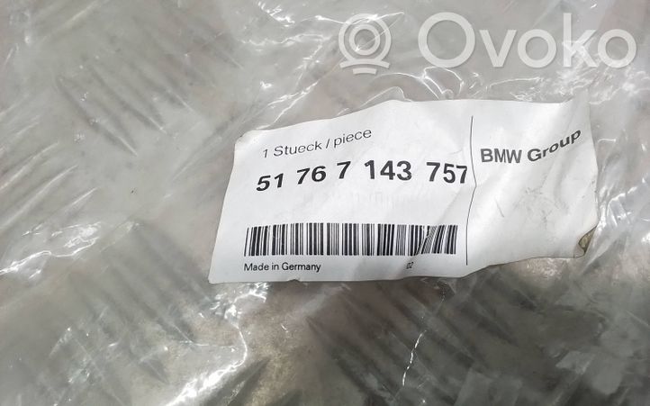 51767143757 BMW 3 E90 E91 Другая деталь отсека двигателя, 15.00 € | RRR