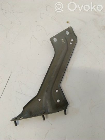 8R0821135 Audi Q5 SQ5 Fender mounting bracket, 10.00 € | RRR