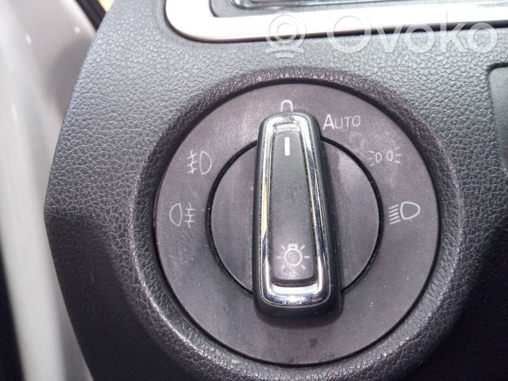 Skoda Rapid (NH) Interrupteur d'éclairage de la cabine dans le panneau ...